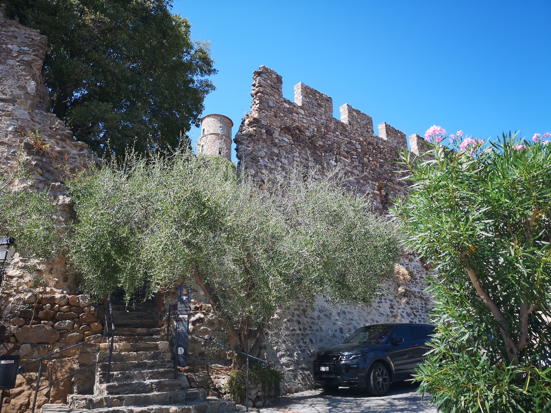 Grimaud, a must-see Provencal village during your seaside camping ...